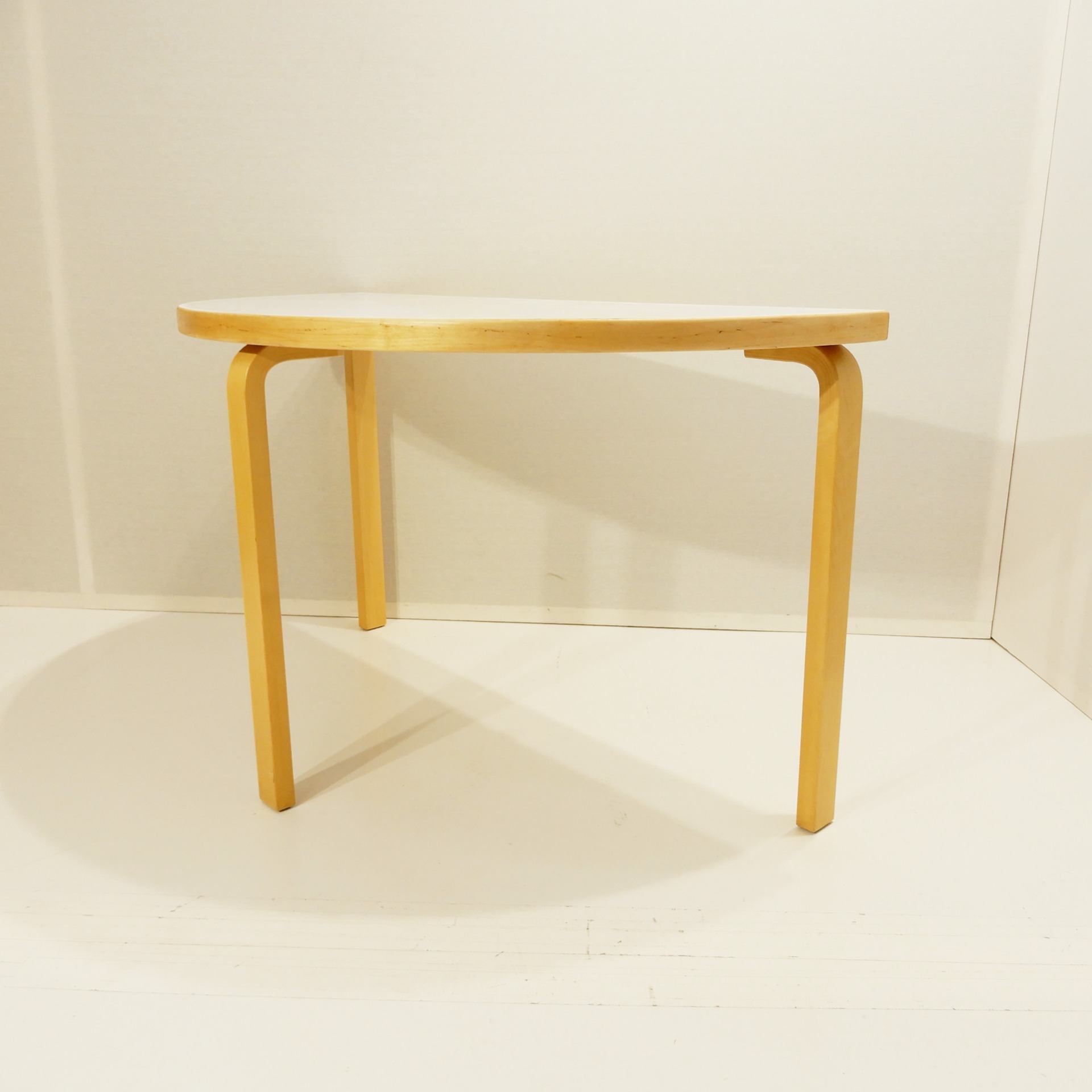 Artek 95 puolipyöreä pöytä, laminaatti/koivu